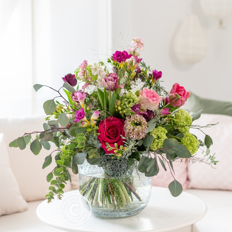 Blumenmeer in Pink mit Freesien: der Strauß des Monats April